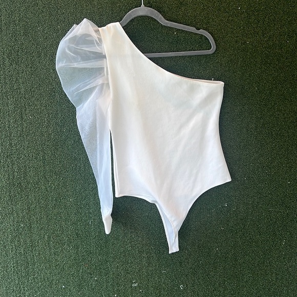 TCEC | Tops | Nwot One Shoulder White Rubbed Bodysuit Brand Is Tcec And ...